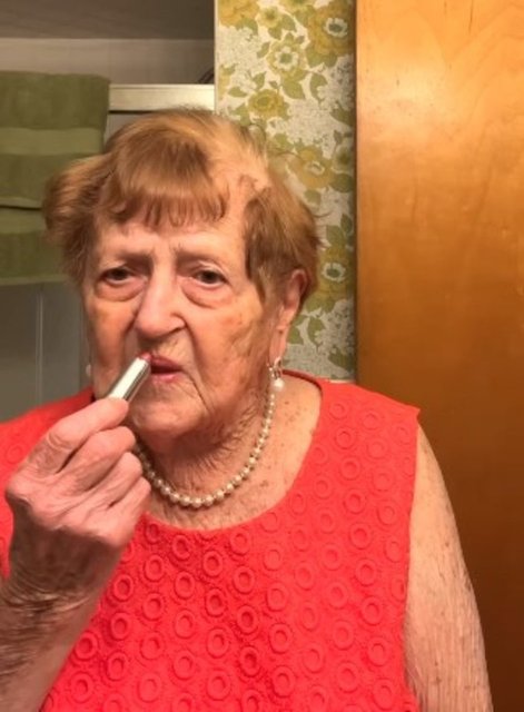 93 yaşındaki sosyal medya fenomeni büyükanne Droniak ile tanışın