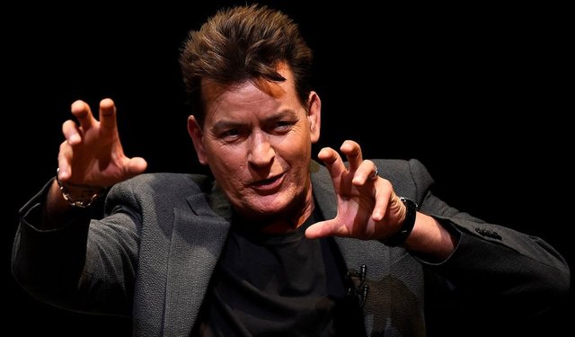 Ünlü oyuncu Charlie Sheen'in komşusu saldırı suçlamalarını reddetti ...