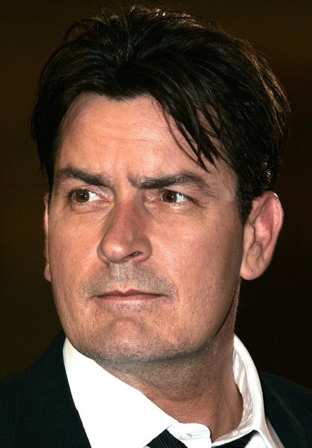 Ünlü oyuncu Charlie Sheen'in komşusu saldırı suçlamalarını reddetti ...