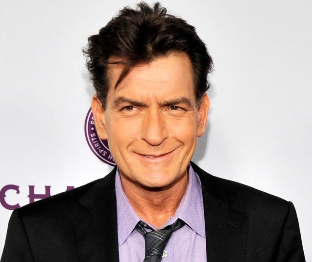 Ünlü oyuncu Charlie Sheen'in komşusu saldırı suçlamalarını reddetti ...