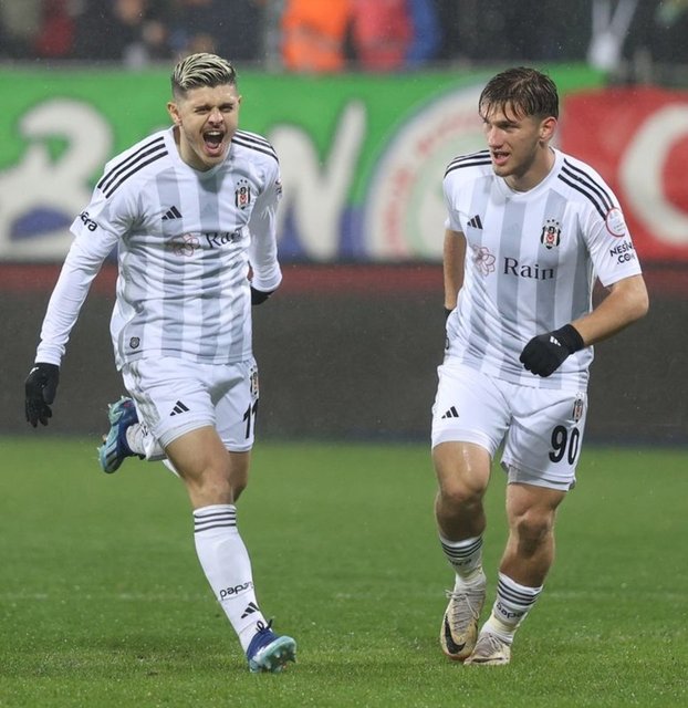 Beşiktaş'ta Semih Kılıçsoy parlamaya devam ediyor! Maçtan sonra idolünü ...