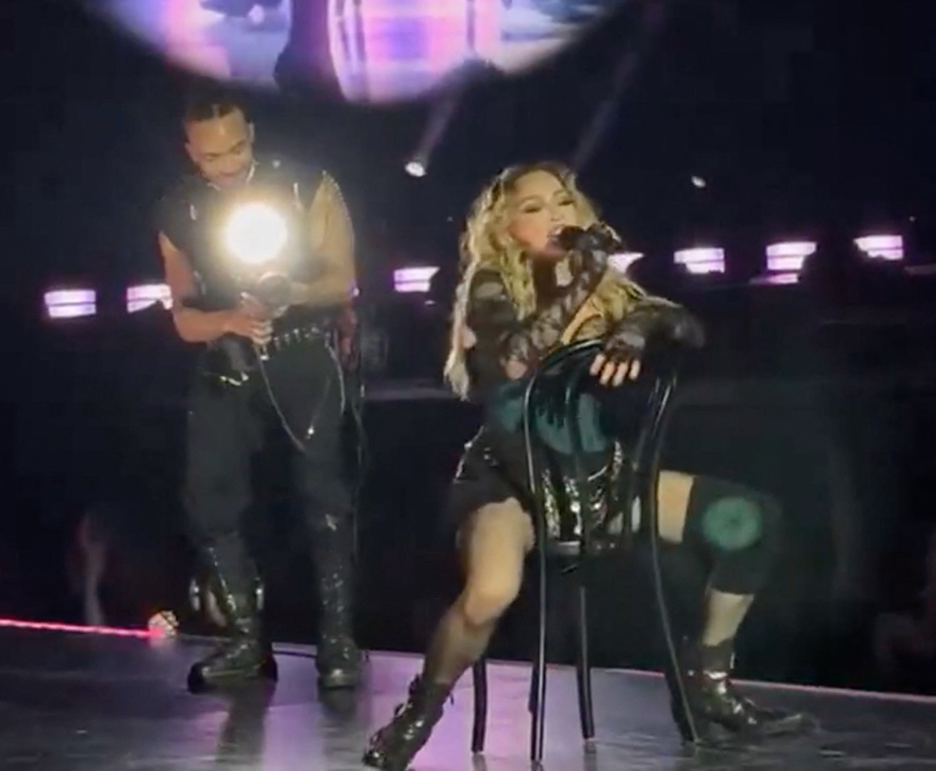 Madonna, Seattle konserinde sandalyeden düştü - Magazin haberleri