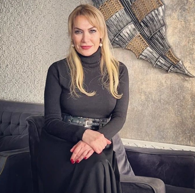 Ünlü şarkıcı Hilal Özdemir Kadıköy'ün Suadiye Mahallesi'nden muhtar ...