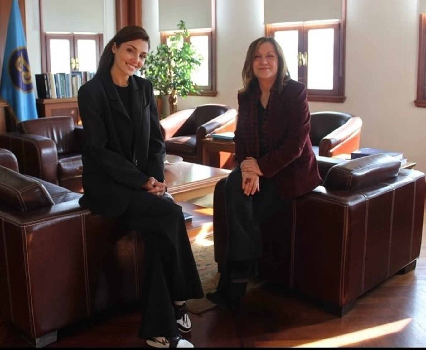 Okula geri dönen Hande Erçel, rektör Handan İnci ile poz verdi