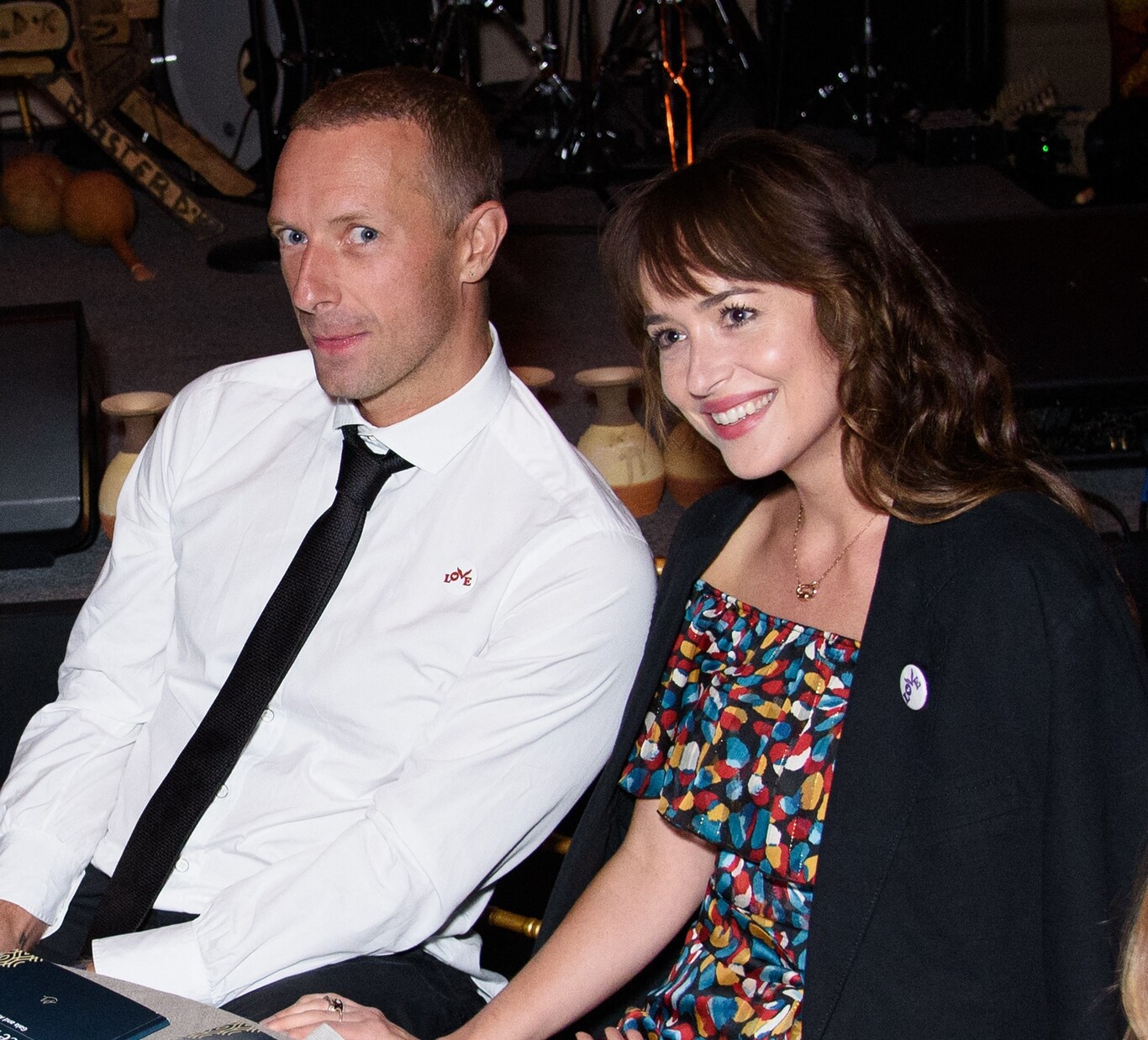 Chris Martin ve Dakota Johnson nişanlandı - Eski eşinden onay aldı ...