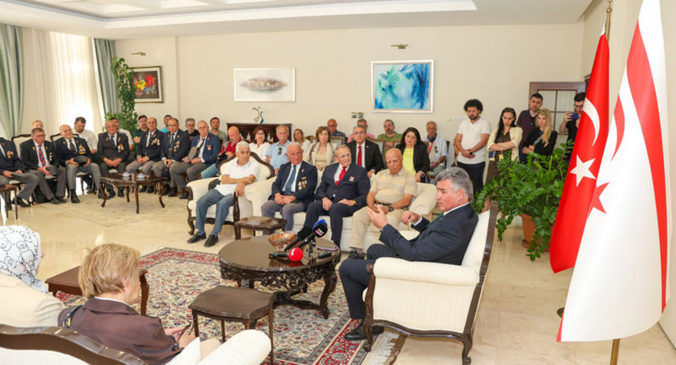 Ediz Hun, KKTC'de şehit yakınları ve gazilerle bir araya geldi ...