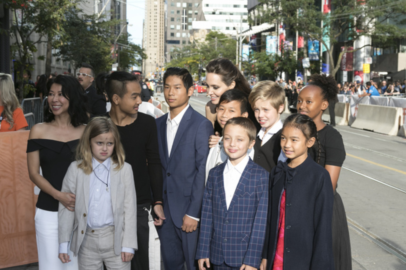 Angelina Jolie ile Brad Pitt'in kızı Shiloh da babasının soyadını ...