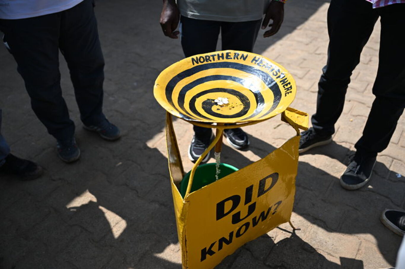 Ekvator çizgisi dünyanın dört bir yanından ziyaretçi ağırlıyor