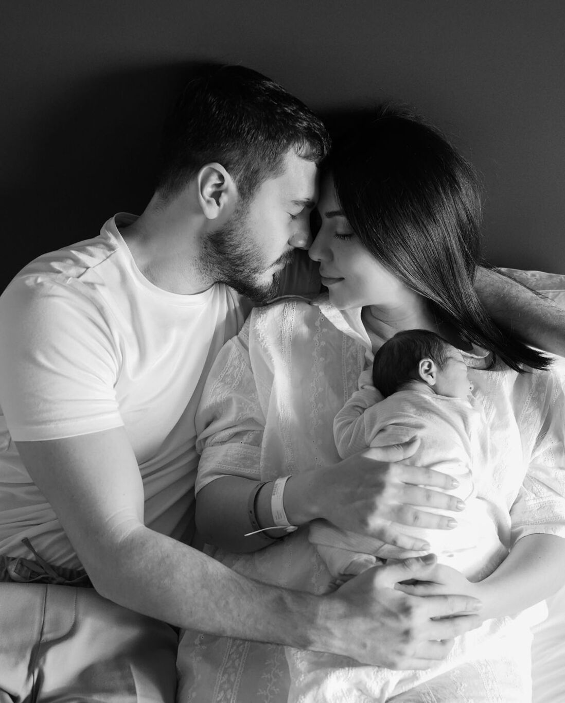 İsmail Ege Şaşmaz ve Hande Ünal kızlarının yüzünü ilk kez gösterdi ...