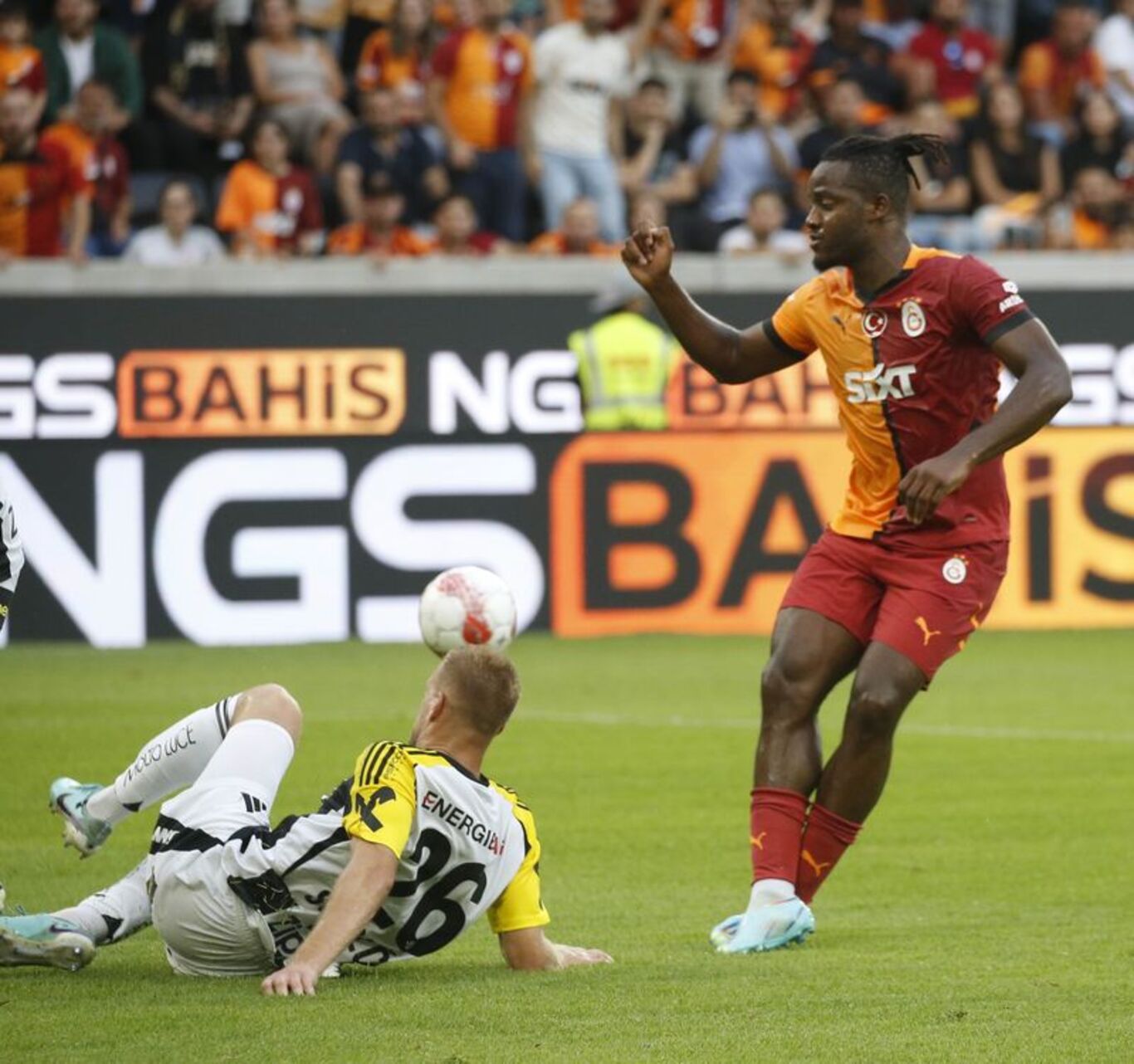 Galatasaray'da sağ bek ve orta saha arayışları sürüyor - Son dakika GS ...