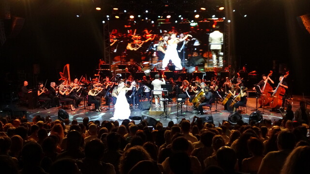 Şevval Sam ve Pera Flarmoni Orkestrası Bursa'da konser verdi