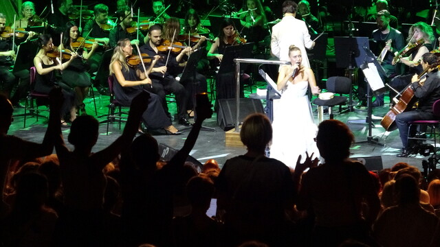 Şevval Sam ve Pera Flarmoni Orkestrası Bursa'da konser verdi