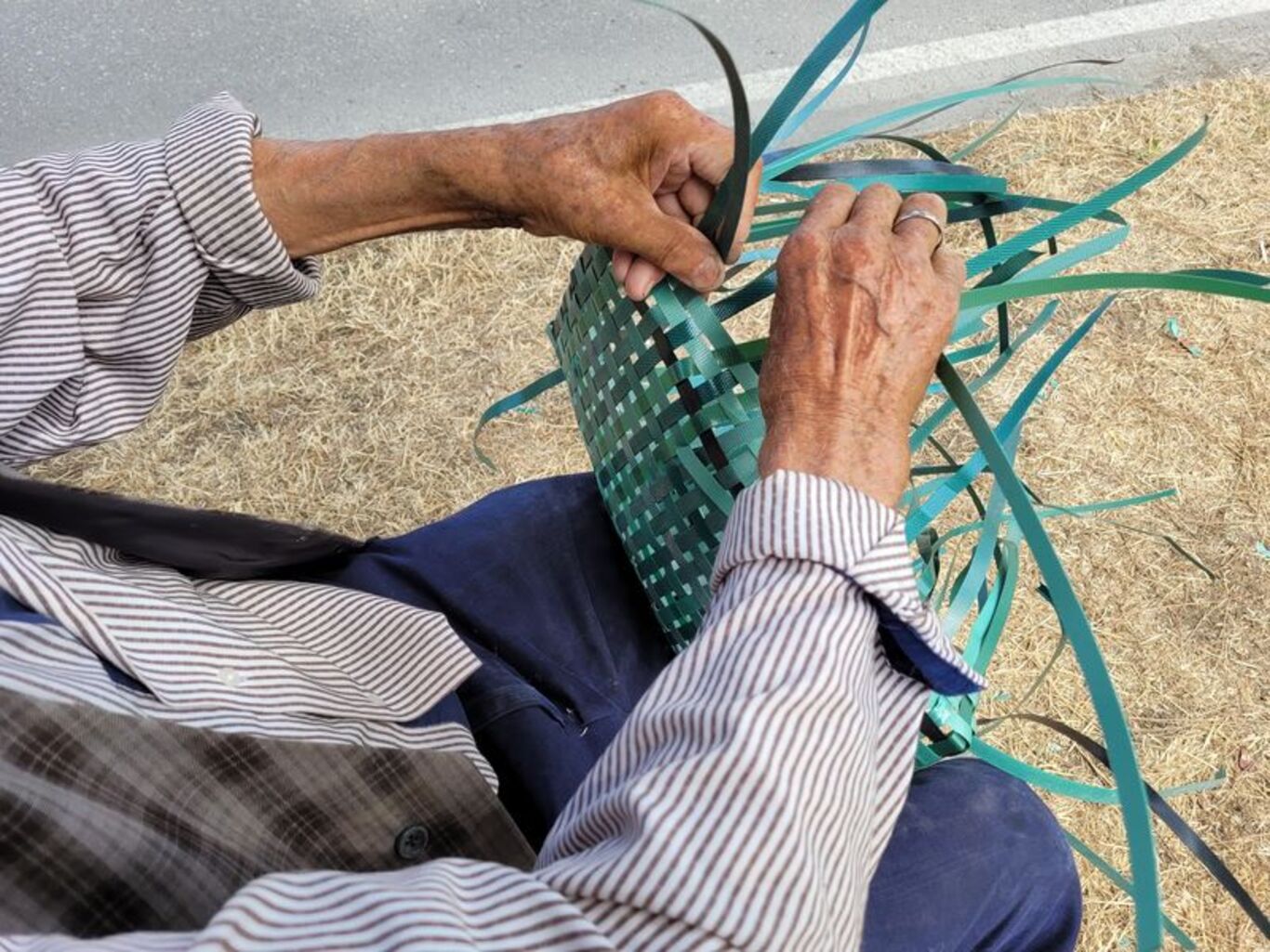 84 yaşındaki Hamdi Usta, atık plastikleri sepete dönüştürüyor