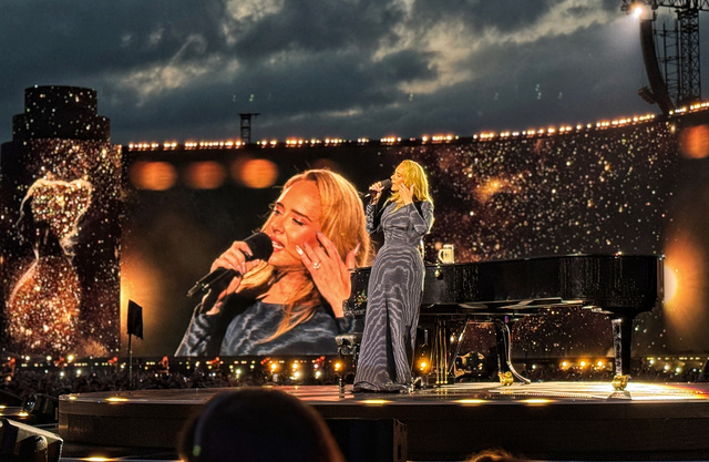 Adele yağmur altında konser verdi