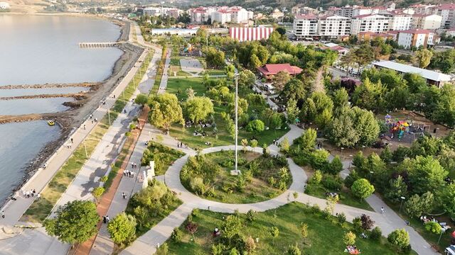 Kavurucu sıcaktan bunalanların adresi Van Gölü'nün serin kıyıları oldu