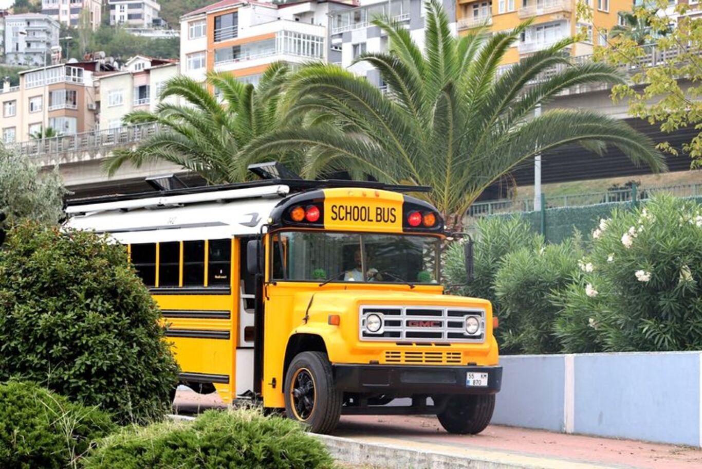 'School bus' ile Türkiye-Nepal arasında 25 bin kilometre yol katetti