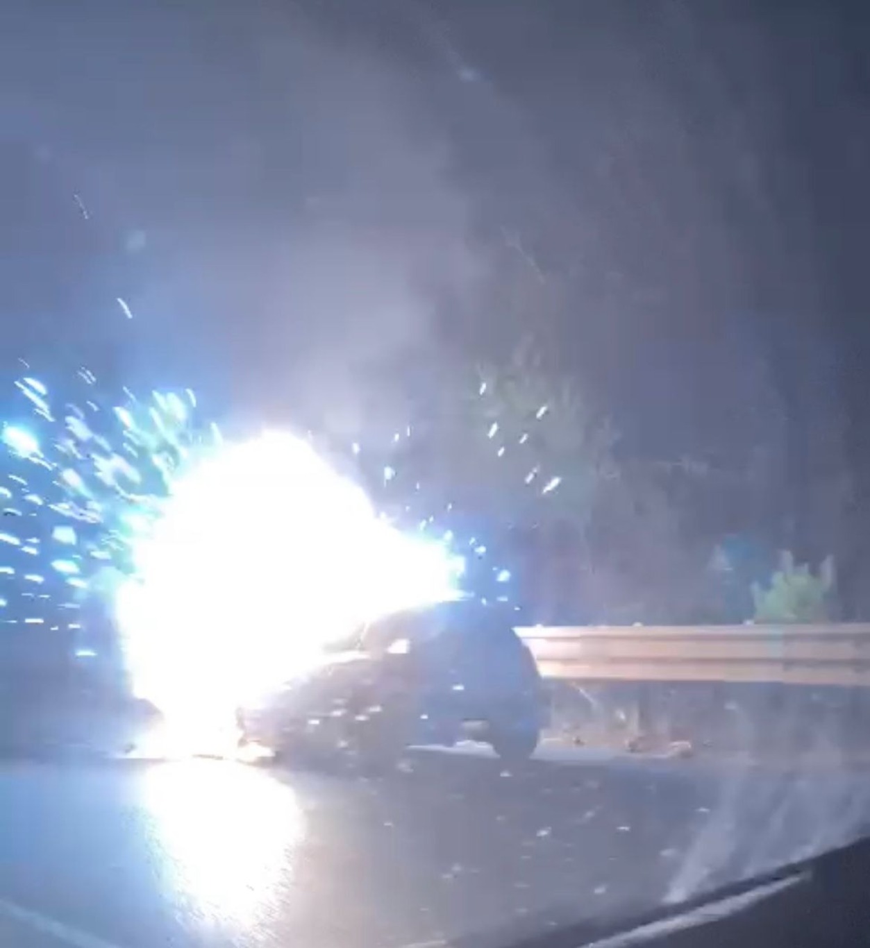 Alev alan otomobil bomba gibi patladı | Son dakika haberleri