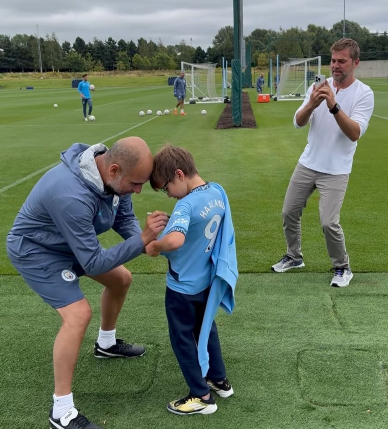 Engin Altan Düzyatan ile oğlu Emir Aras, Manchester City antrenmanında ...