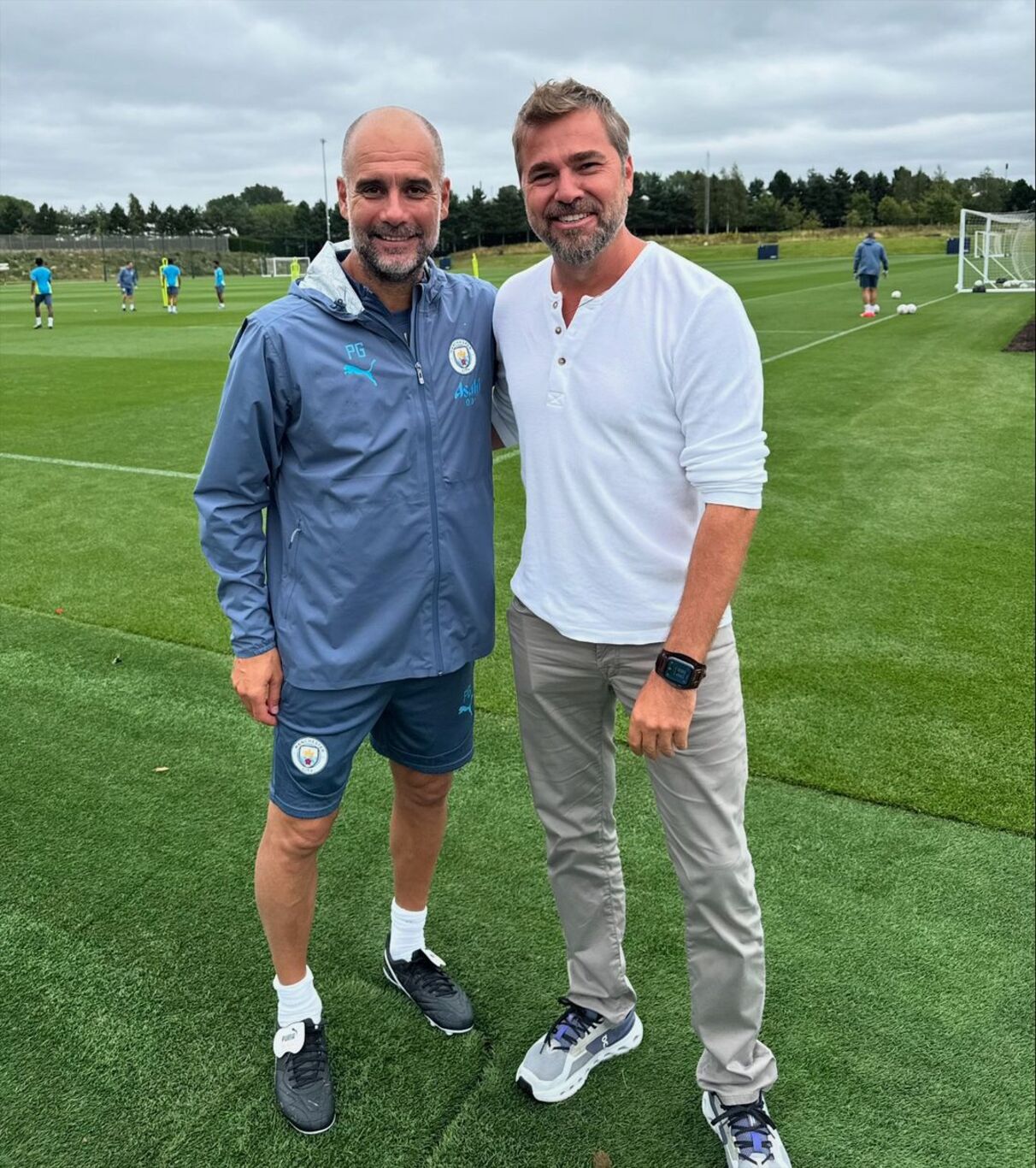 Engin Altan Düzyatan ile oğlu Emir Aras, Manchester City antrenmanında ...
