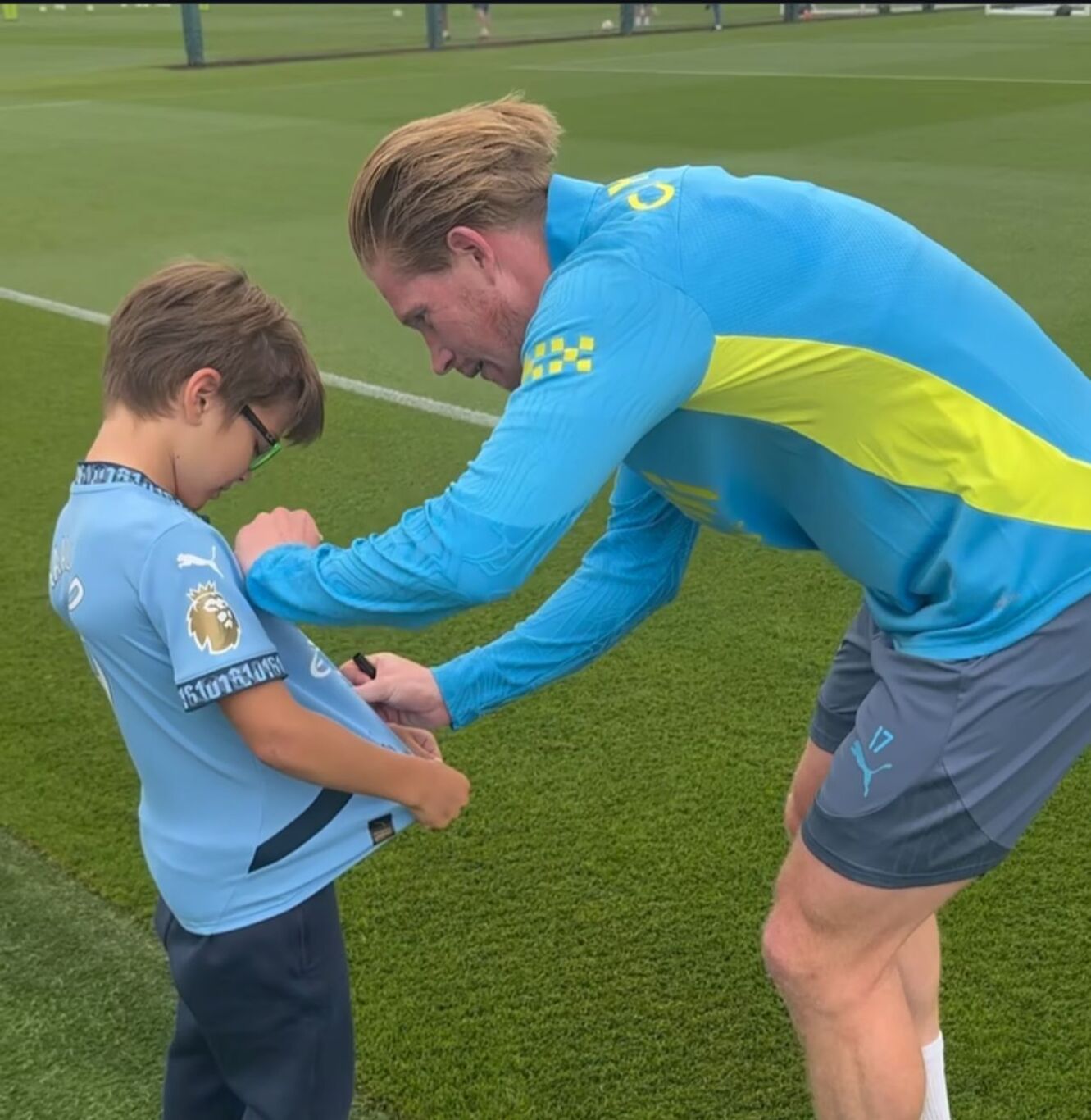 Engin Altan Düzyatan ile oğlu Emir Aras, Manchester City antrenmanında ...