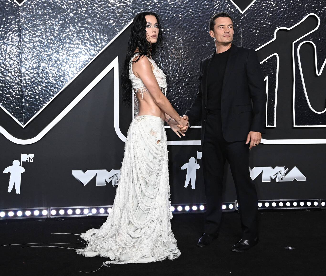 Orlando Bloom MTV Müzik Ödülleri'nde ödül vermek üzere nişanlısı Katy ...