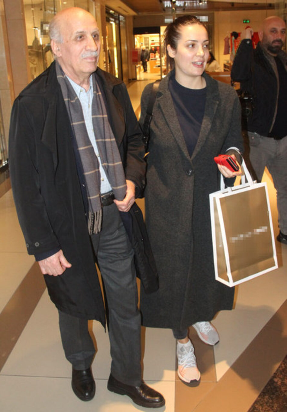 İrem Sak'ın babası hayatını kaybetti! İrem Sak babası neden ve kaç ...