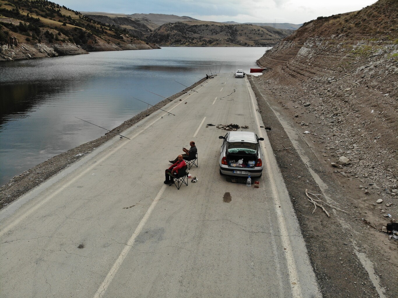 Kars'ta baraj suları 40 metre çekildi kara yolu ortaya çıktı | Son ...