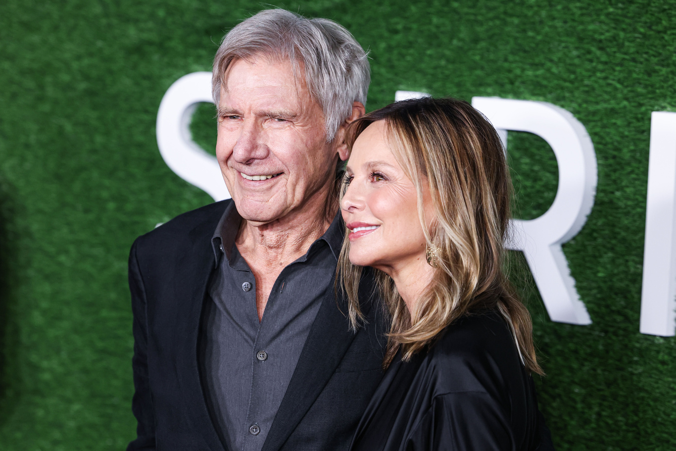 Harrison Ford, 'Shrinking' dizisi galasında genç rol arkadaşı Jason ...