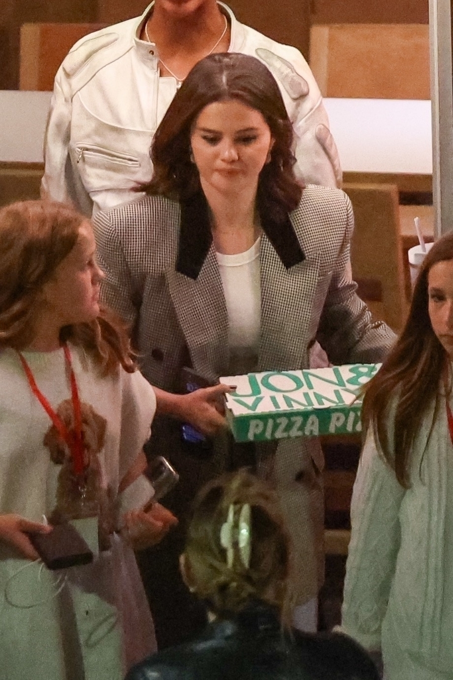 Milyarder statüsüne ulaşan Selena Gomez pizzacıda görüntülendi ...