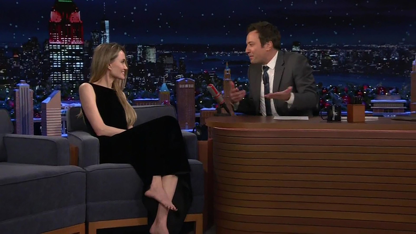 Angelina Jolie, Jimmy Fallon'ın programına çıplak ayakla konuk oldu ...