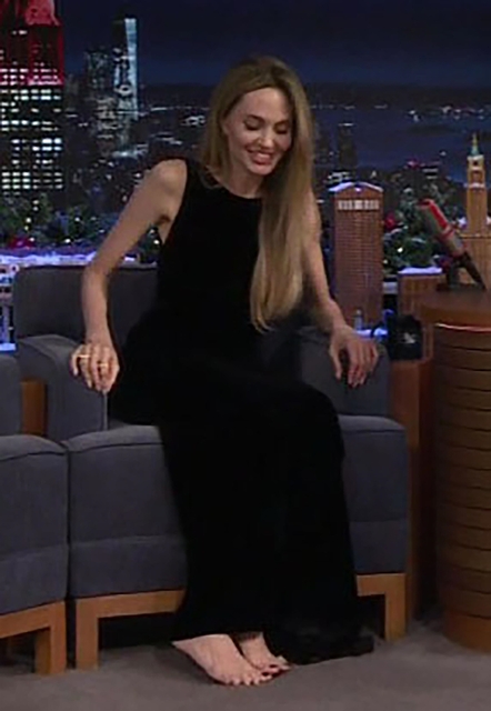 Angelina Jolie, Jimmy Fallon'ın programına çıplak ayakla konuk oldu ...