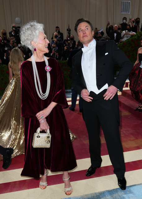 Elon Musk'ın annesi Maye Musk'ın "Çocuk yapın" tavsiyesine tepki yağdı ...