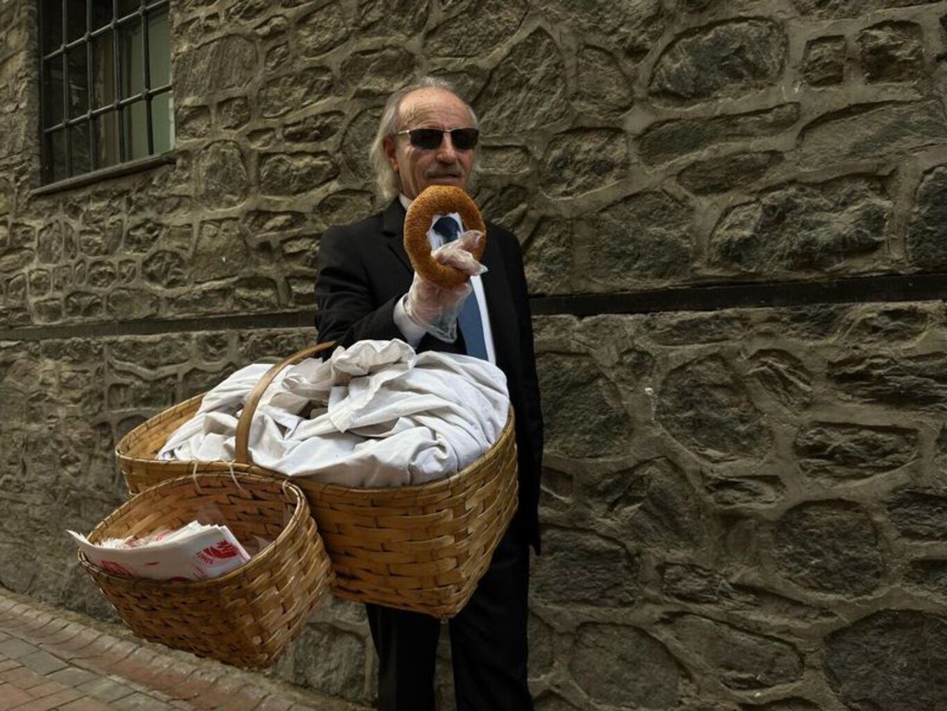 ‘Kravatlı simitçi’ takım elbisesiyle tarihi çarşıları dolaşıp simit satıyor