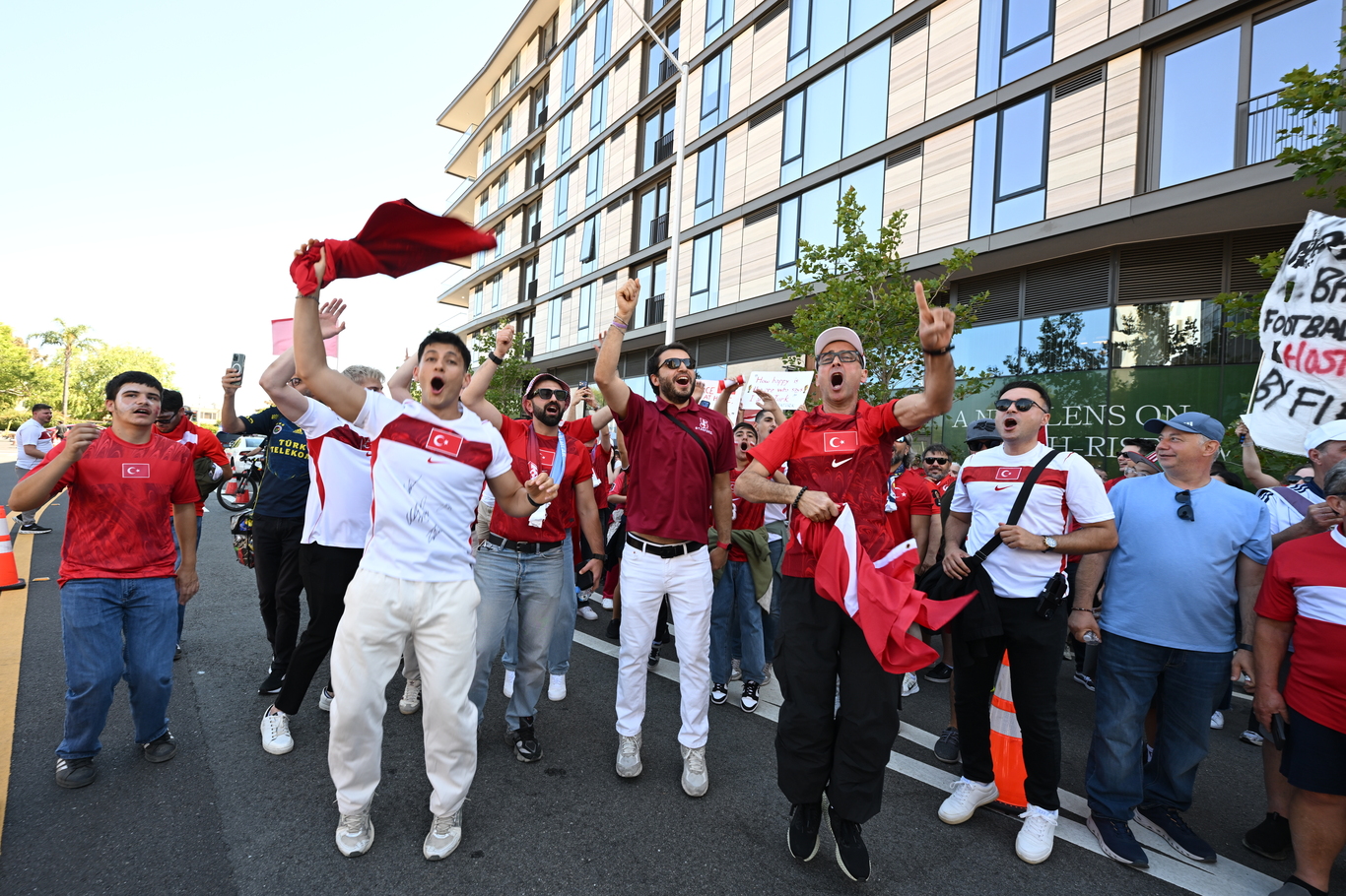 Türkiye-Paraguay maçı öncesi San Francisco'da milli coşku!