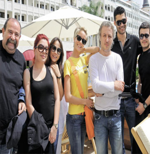 Dizi yıldızları havuz başında GALERİ