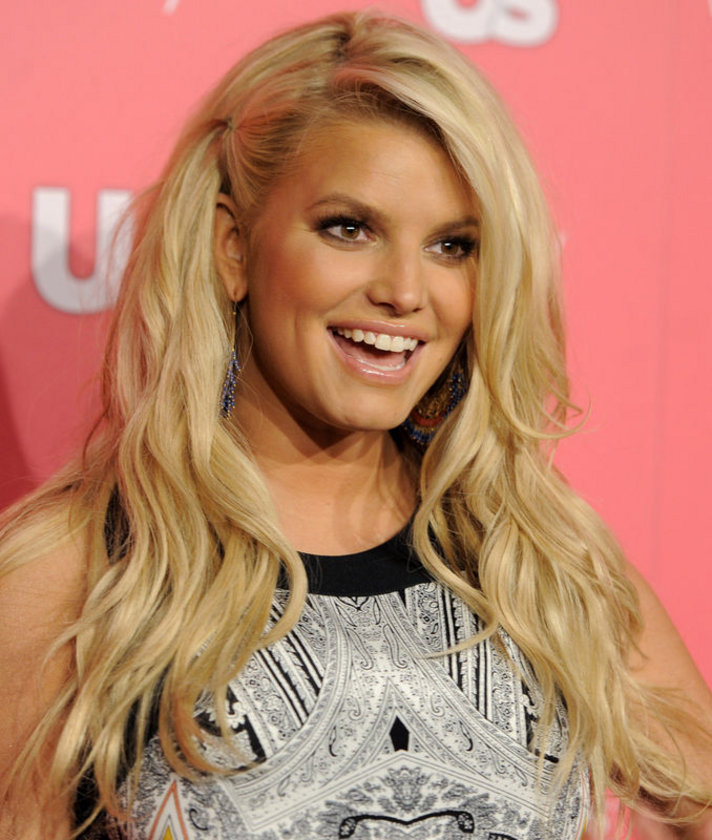 Jessica Ann Simpson'ın karnı burnunda