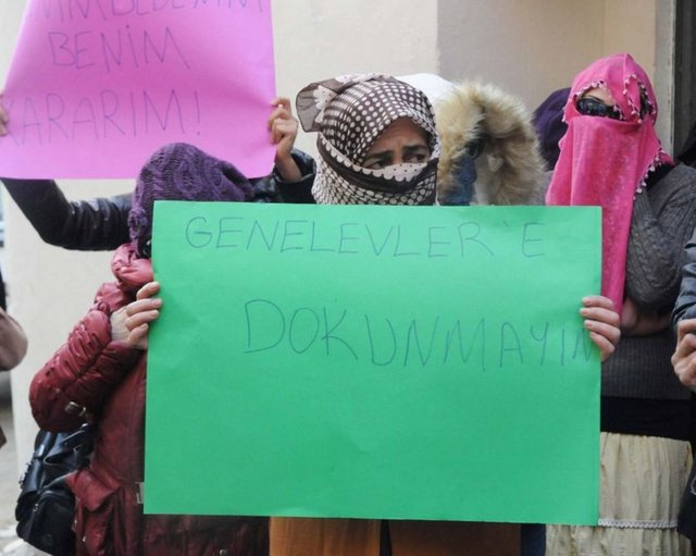 Karaköy’deki Zürafa Sokak’ta bulunan genelevler çalışan kadınlar eylem ...