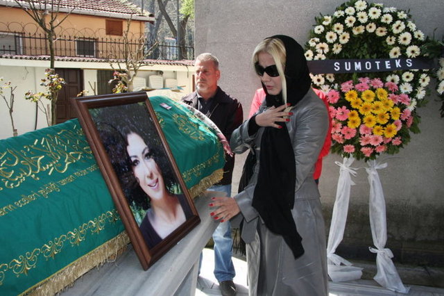 Sosyetenin ünlü isimlerinden Seval Birinci son yolculuğuna uğurlandı ...