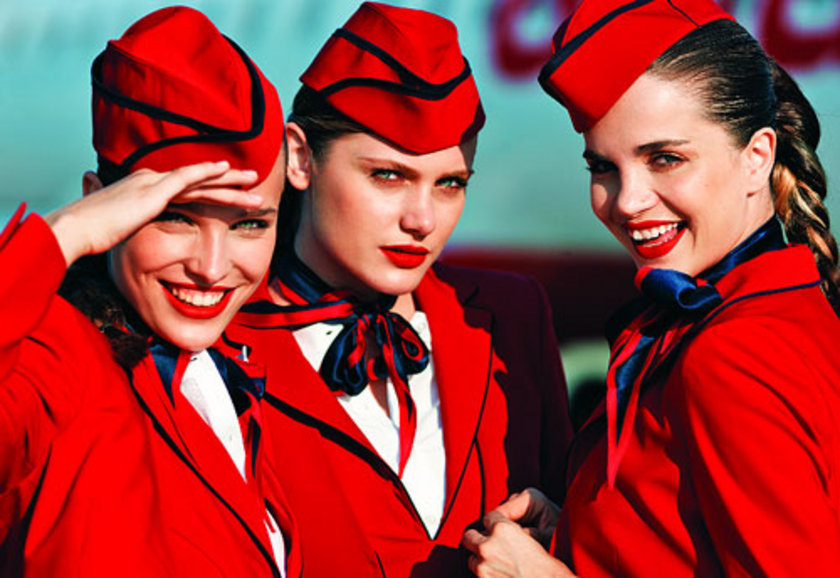 Hostes hizmetçi gibi giyinecek