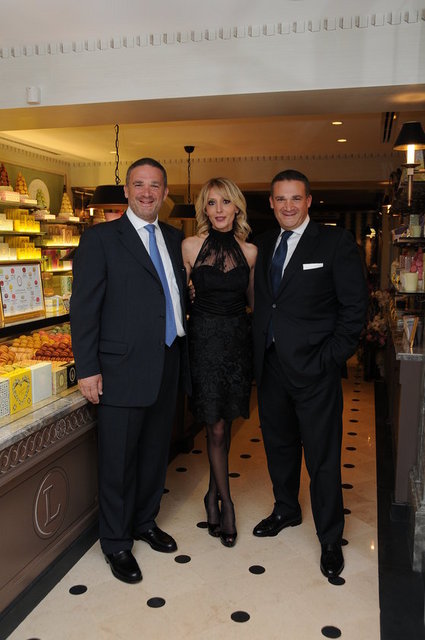 Cemiyet hayatının ünlü isimleri ünlü Fransız pastanesi Ladurée'nin ...