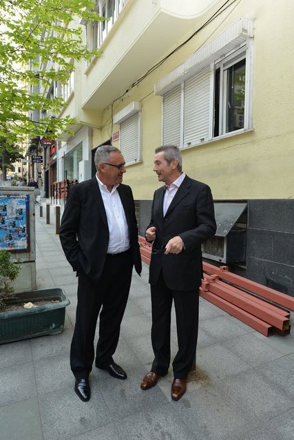 Cemiyet hayatının ünlü isimleri ünlü Fransız pastanesi Ladurée'nin ...