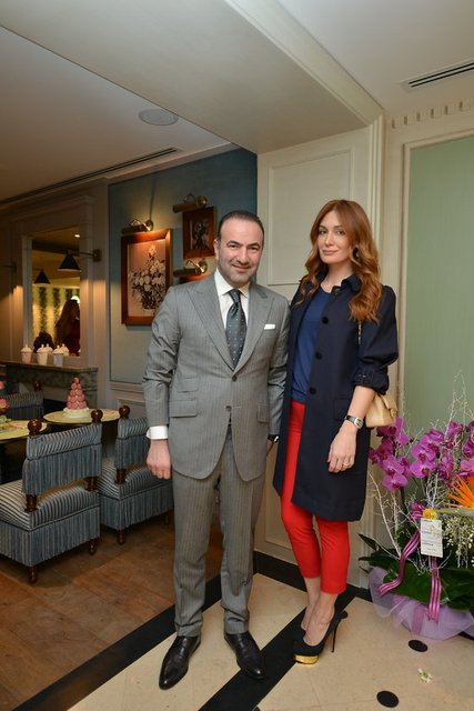 Cemiyet hayatının ünlü isimleri ünlü Fransız pastanesi Ladurée'nin ...