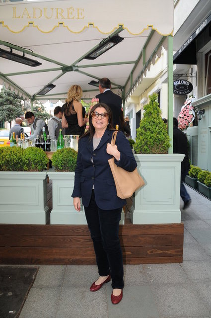 Cemiyet hayatının ünlü isimleri ünlü Fransız pastanesi Ladurée'nin ...