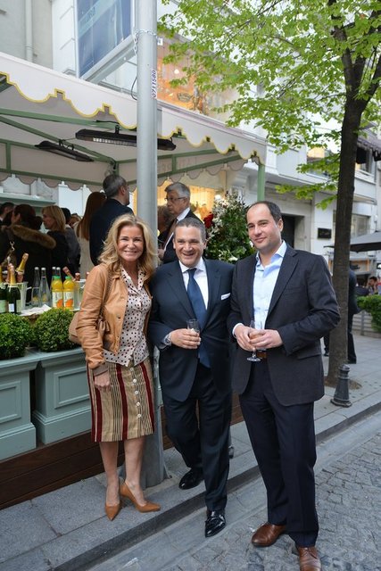 Cemiyet hayatının ünlü isimleri ünlü Fransız pastanesi Ladurée'nin ...