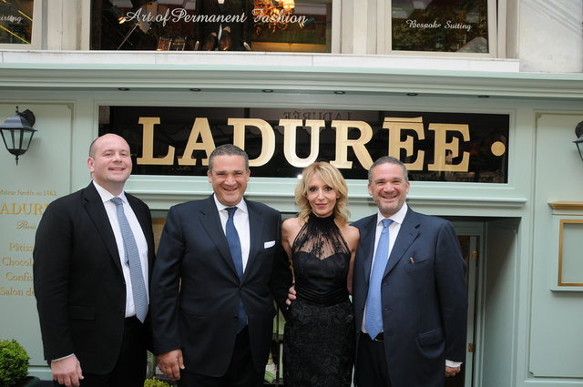 Cemiyet hayatının ünlü isimleri ünlü Fransız pastanesi Ladurée'nin ...