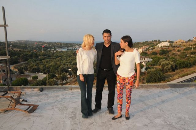 Enci Velidedeoğlu, kardeşleri Evren ve Esli Teker ile yeni otellerini ...