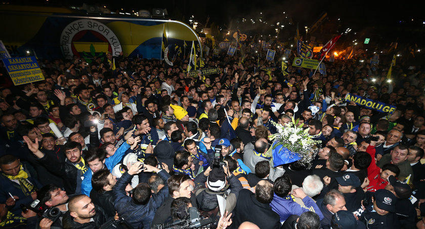 Aziz Yıldırım İstanbul'a geldi Sabiha Gökçen Havalimanı - Fenerbahçe ...