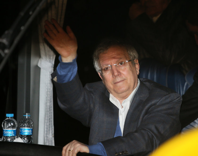 Aziz Yıldırım İstanbul'a geldi Sabiha Gökçen Havalimanı - Fenerbahçe ...