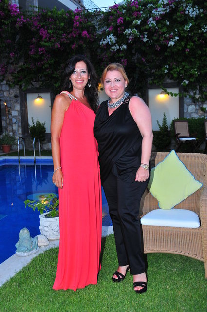 Ankara cemiyet hayatının ünlü isimlerinden Aysel Akçay ve kızı Beril ...