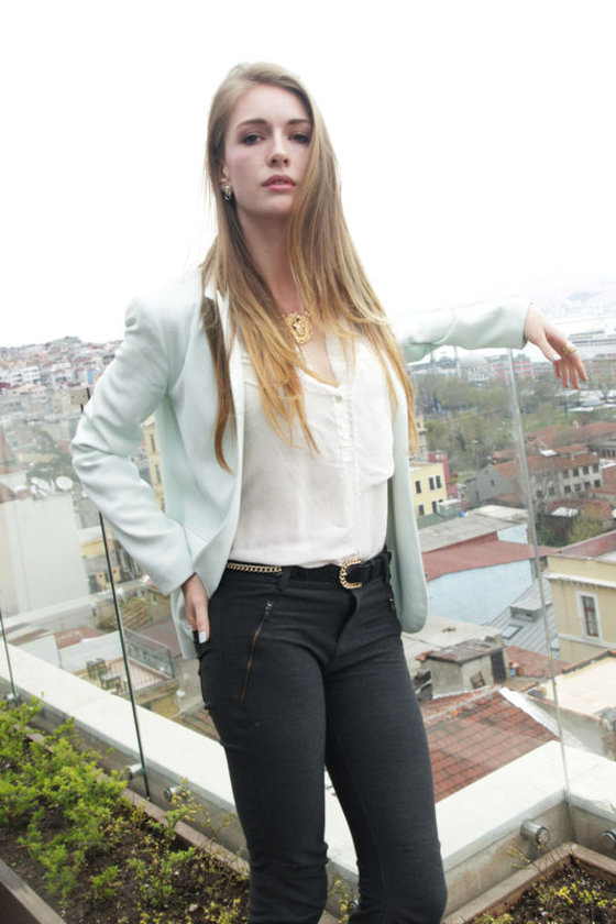 Yasemin Allen ile Kerem Bursin aşk yaşıyor mu?